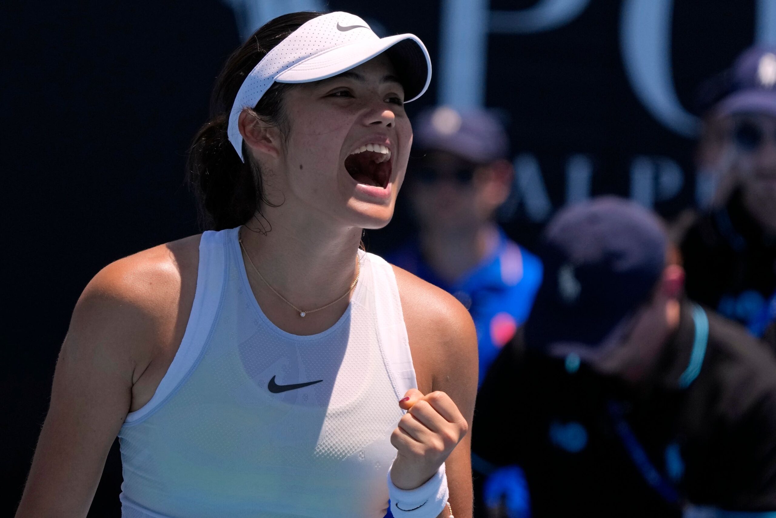 Emma Raducanu triumphs despite serve with ‘a mind of its own’ - TENNIS NEWS